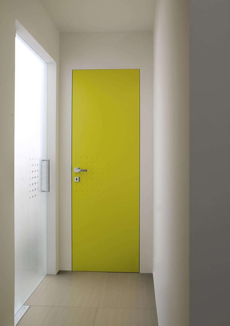 Binnendeuren in verschillende kleuren in de muur ingewerkt