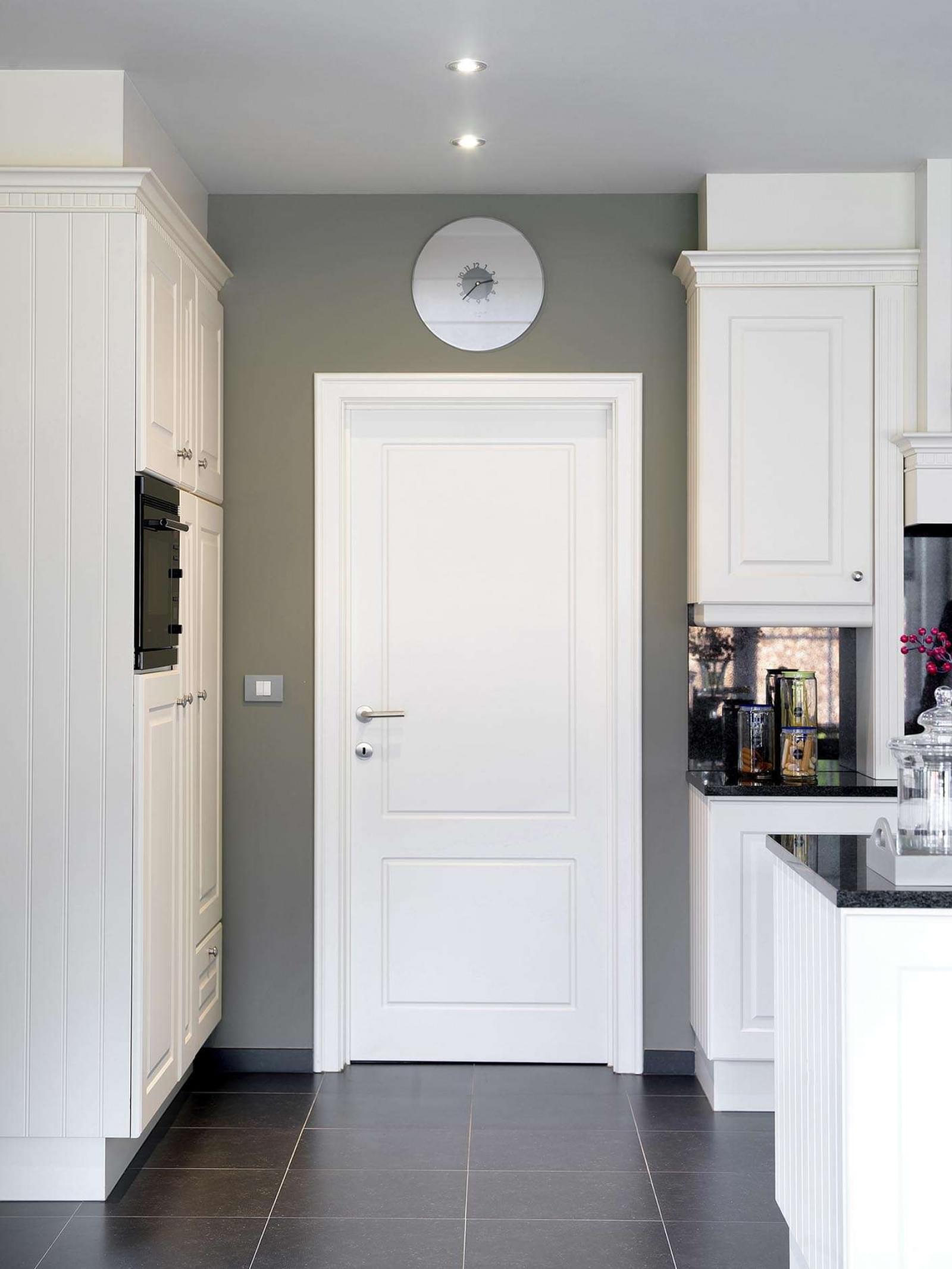 Wit gelakte binnendeuren voor een landelijk interieur